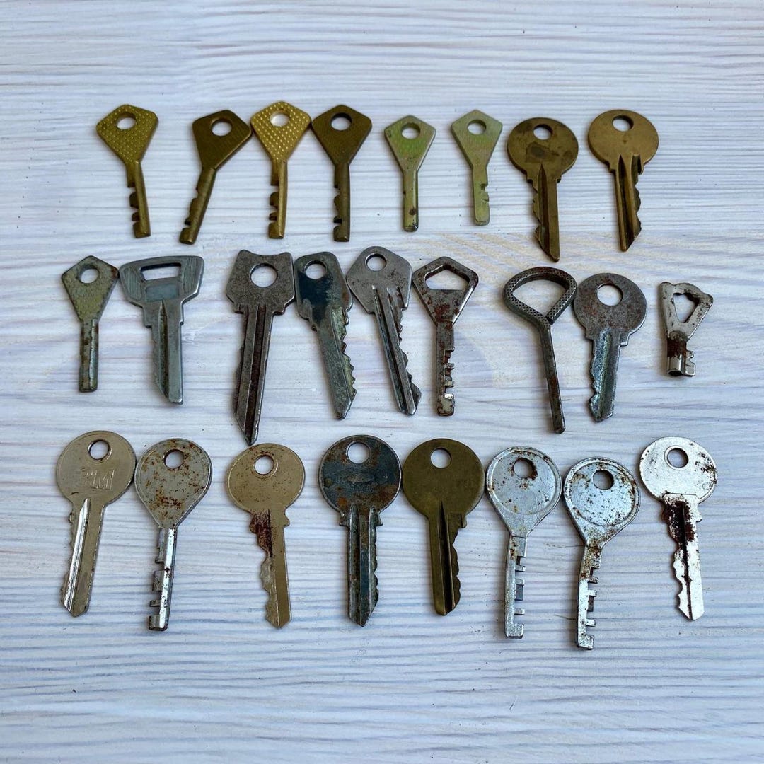 25 Vintage Simple Keys Steampunk Antique Door Old Metal Rusty Keys ...