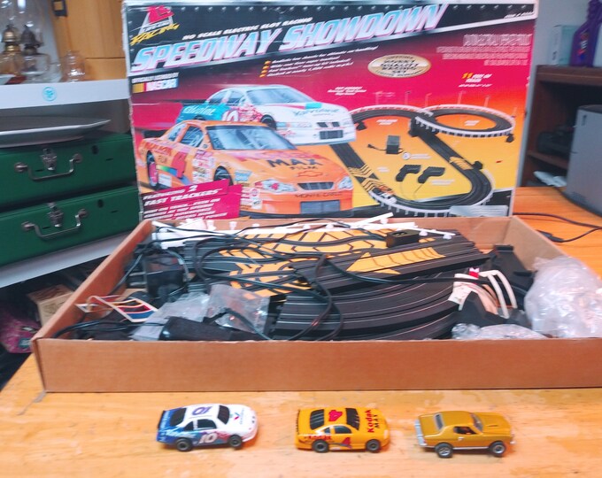 HO Scale Electronic Racing Speedway Showdown Life Like Racing Set ...