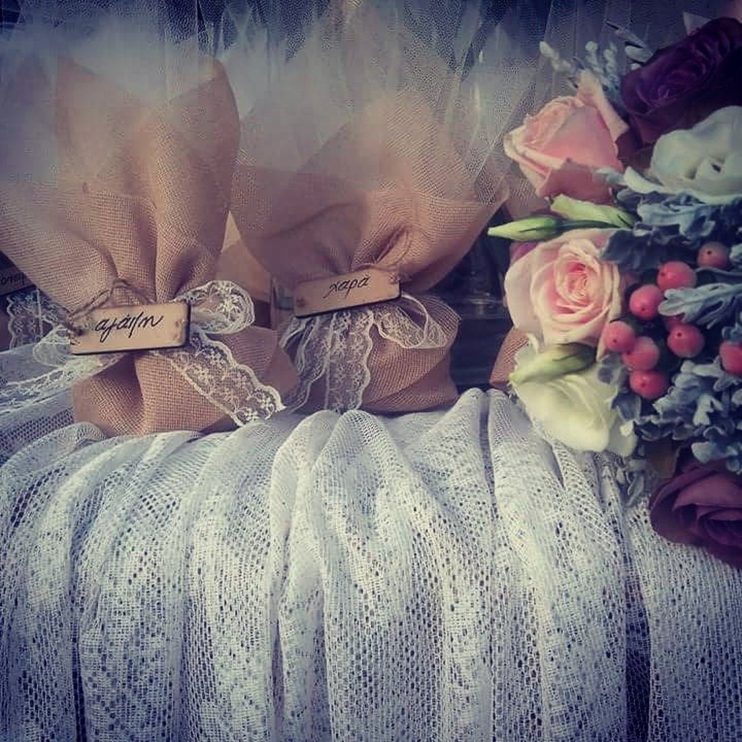 Classic Tulle Wedding Favors for Guest in Bulk With Jute Fabric and White Lace Ribbon Wooden Tag ...