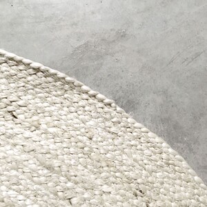 Extra Large Round Jute Rug in Warm White. Ecologic Jute and Herb Dye ...