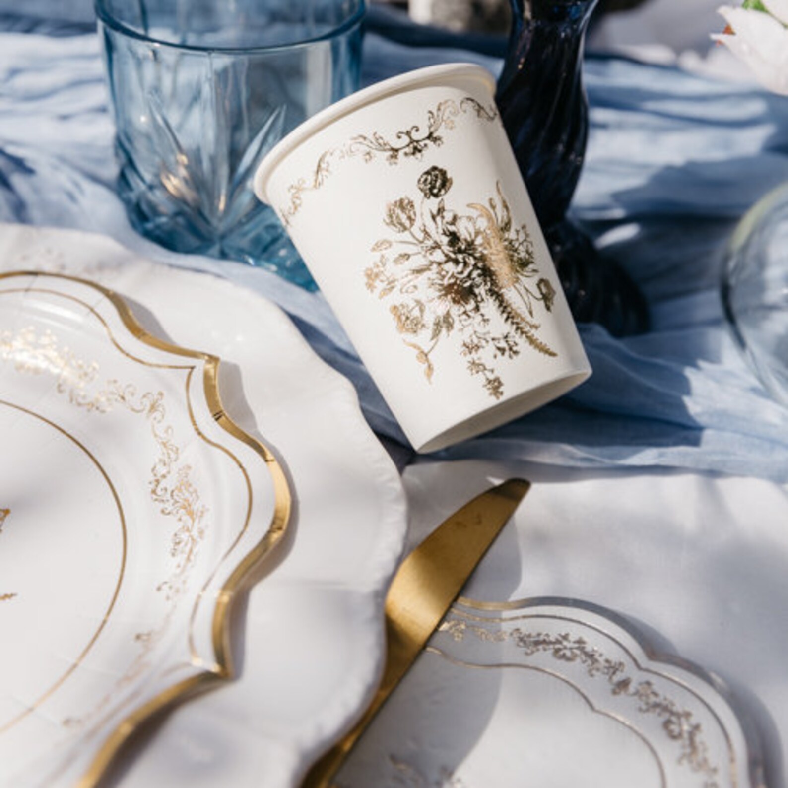 8 Luxurious Paper Plates With Elegant Vintage Gold Pattern, White and ...