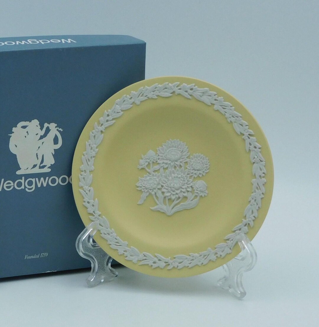 Wedgwood White on PRIMROSE Jasperware EVERLASTING DAISY Miniature ...