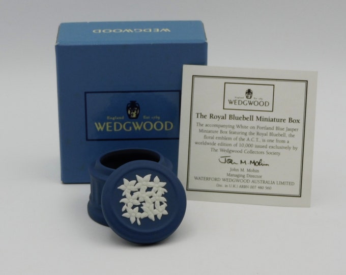 Wedgwood white on PORTLAND Blue Jasper Jasperware ROYAL BLUEBELL Pill ...