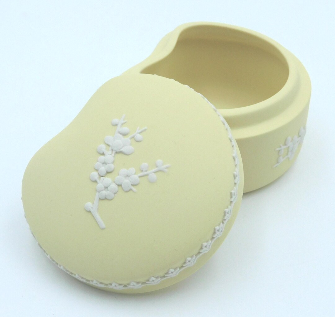 Wedgwood -white on PRIMROSE (yellow) Jasperware / Jasper PRUNUS Kidney ...