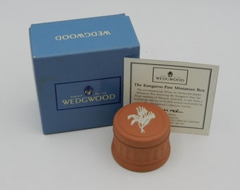 WEDGWOOD pink Jasper Jasperware Pink Heath TRINKET / PILL Box With Box ...