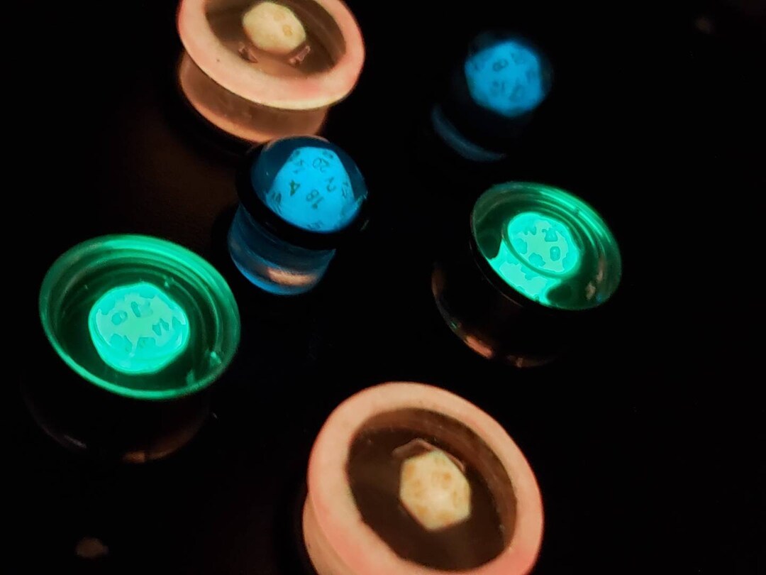 PAIR 3D20 Dice Plugs Dungeons and Dragons Dice Plugs Glow 2G 0G 00G 7/ ...