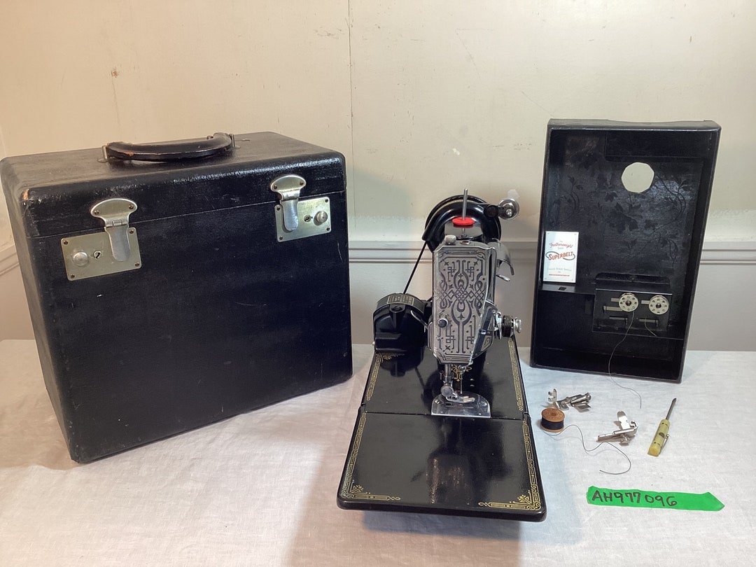 Lovely 1948 Singer Featherweight 221 Sewing Machine Scroll Face CASE W ...