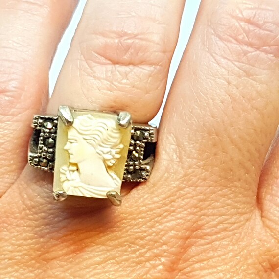 Large square carved shell cameo ring, sterling silver… - Gem