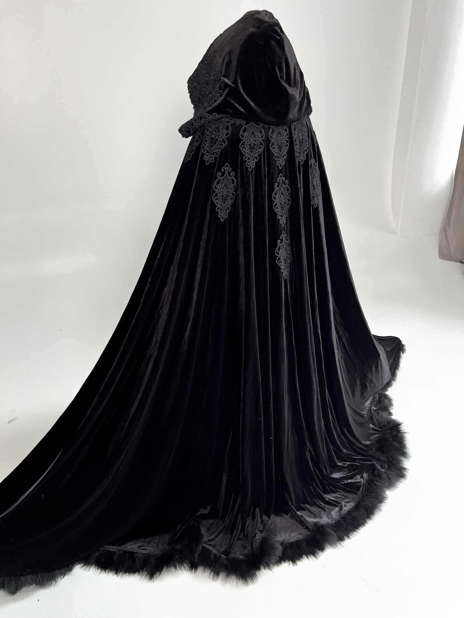 Black Halloween Cape Velvet Hooded Cloak Witch Cape Feathers Medieval ...