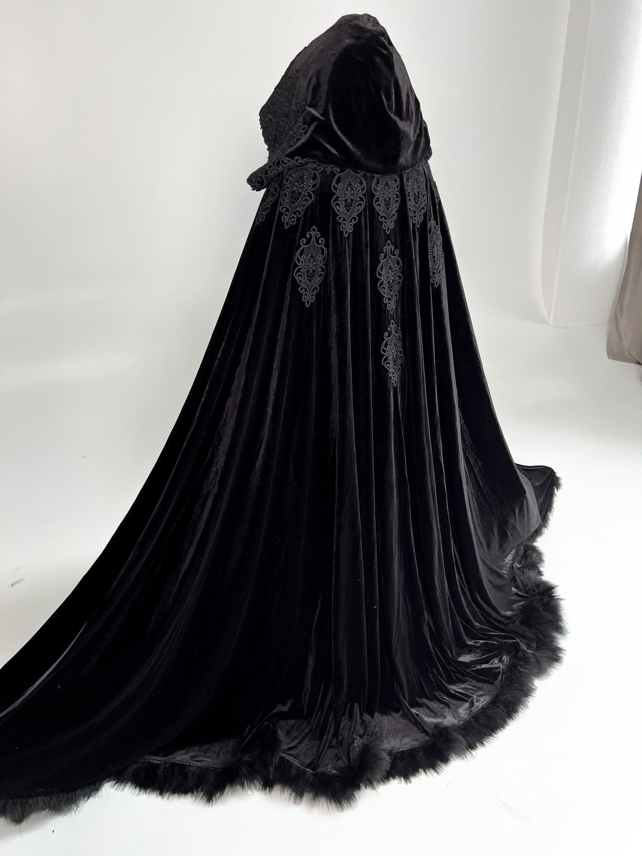 Black Halloween Cape Velvet Hooded Cloak Witch Cape Feathers Medieval ...