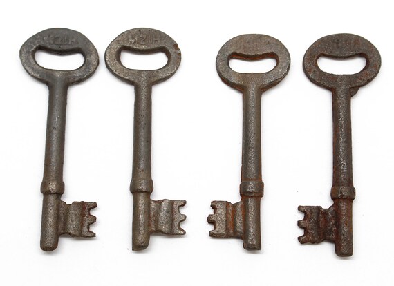 Old Skeleton Keys Lot of 4 Rusty Old Keys for Altered Art - Etsy