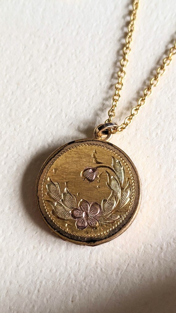 Vintage Gold and Rose Gold Floral Round Locket with P… - Gem