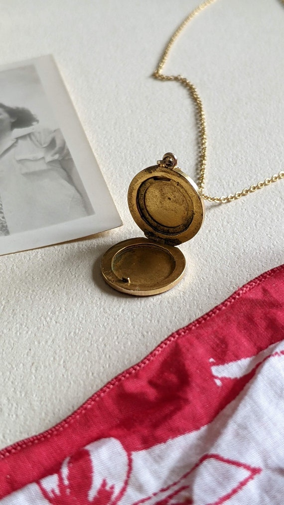 Vintage Gold and Rose Gold Floral Round Locket with P… - Gem