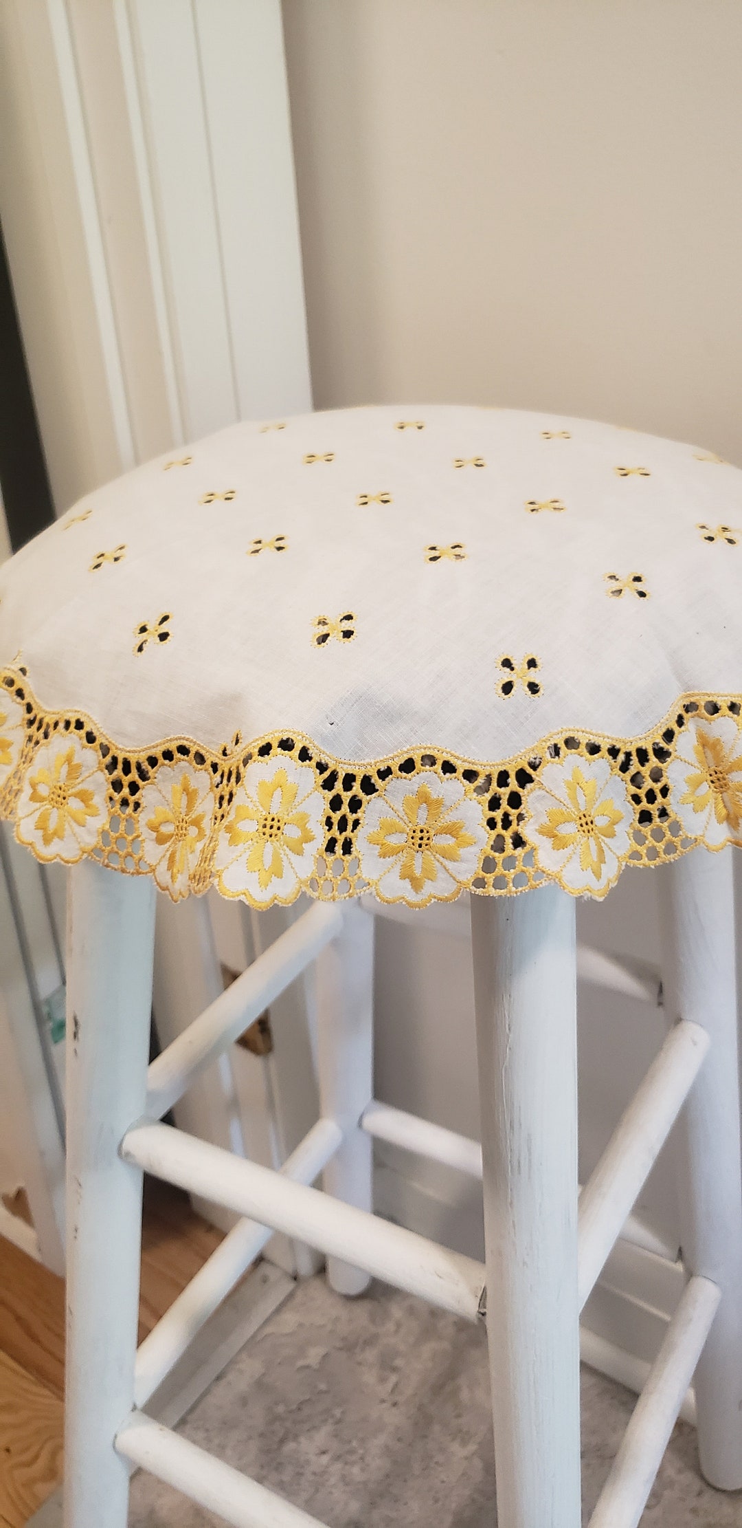 Round White Doily With Yellow Flowers Yellow Boarder Doily Small Table ...
