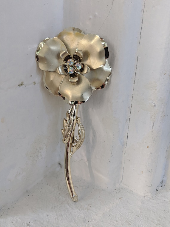 Large Vintage Flower Brooch Gold Metal with Rhineston… - Gem