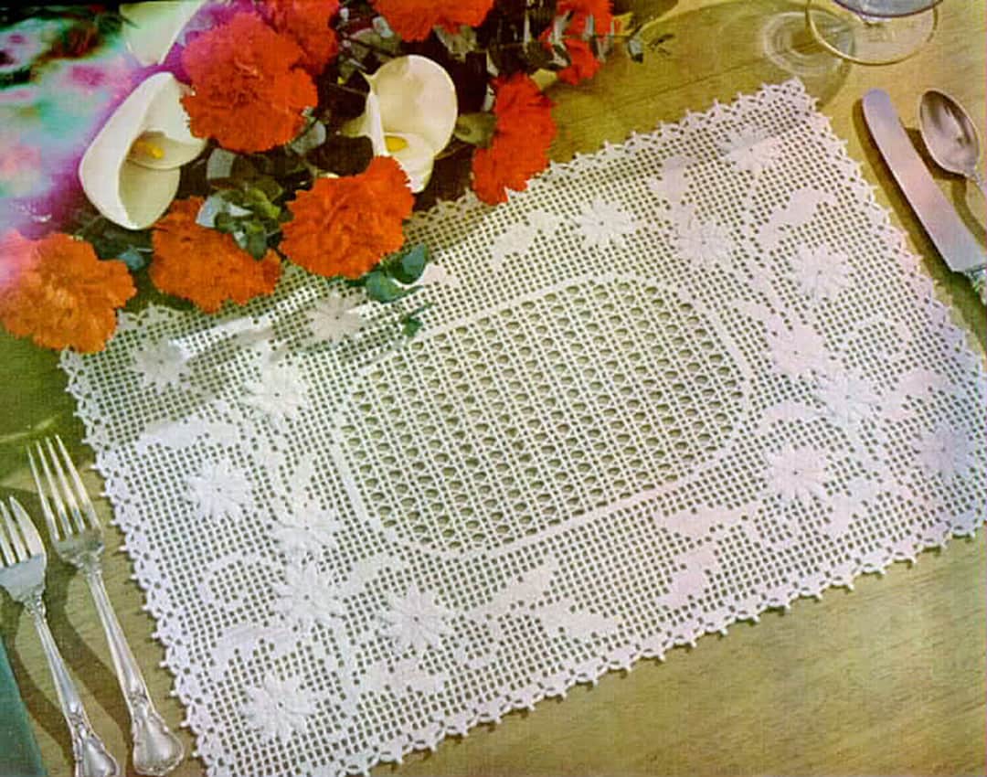 Filet Crochet Table Runner Vintage Pattern Size: 12 X 18 Ins Daisies ...
