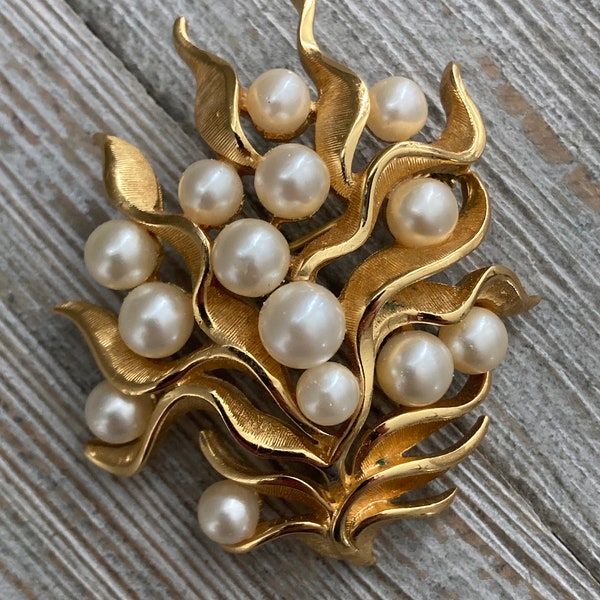Trifari Pin Brooch - Etsy