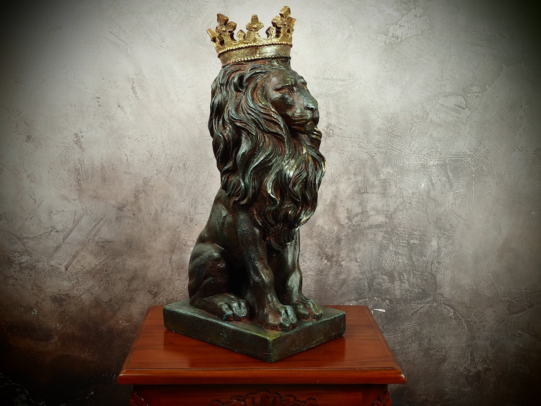 Regal Renaissance-style Lion Statue A Majestic Garden Sculpture for a ...