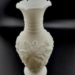 Imperial Loganberry Glass Vase, Vintage Flower Vase, 3D Flowers, White ...