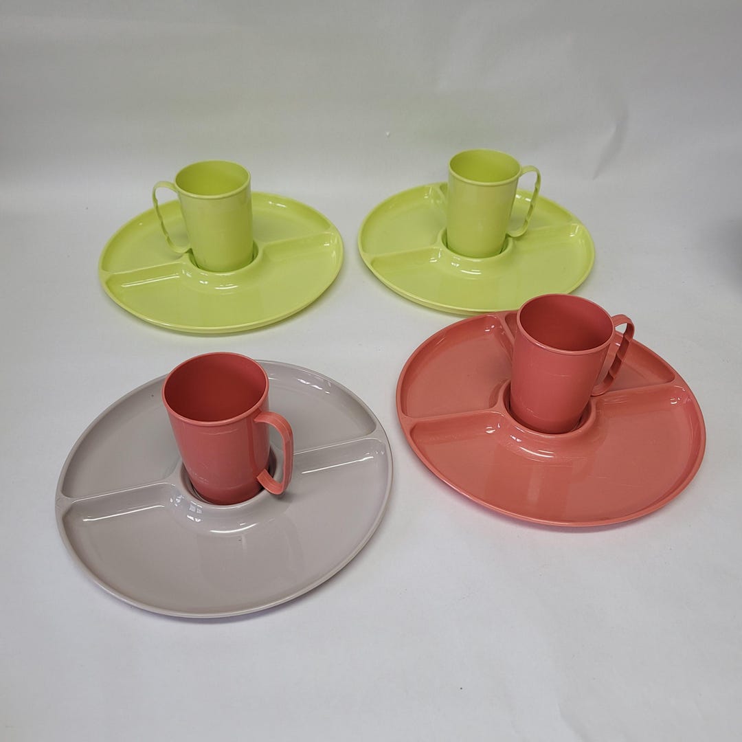8 Pc Gothamware Divided Plates and Cups Vintage Plastic 4 Sets of Plate ...