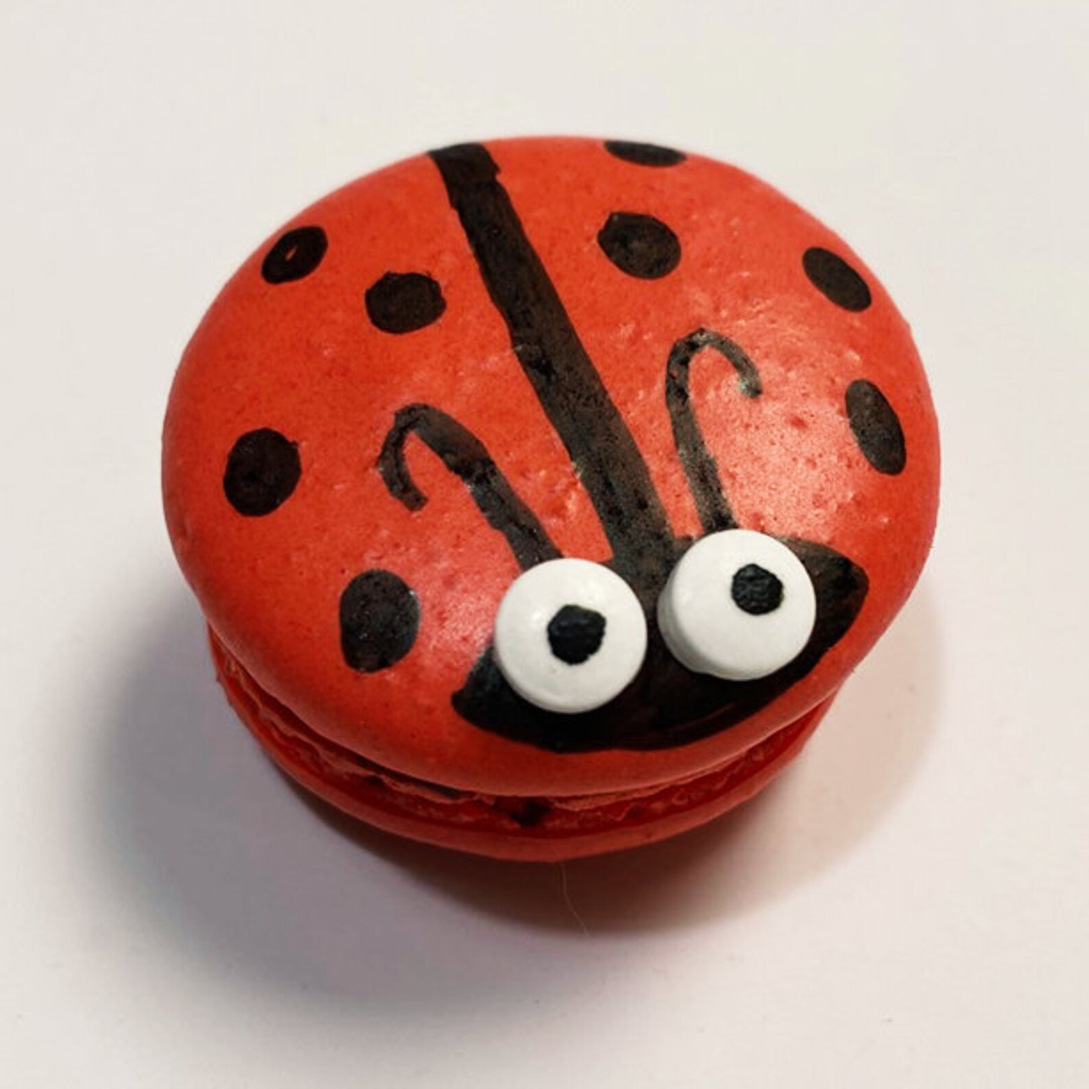 LadyBug Macarons 12 or 24 Choose your flavors Edible | Etsy