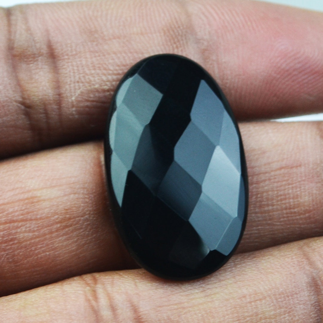 Schwarzer Onyx Briolette: Ovaler Edelstein im Chevronschliff (12 x 16 ...