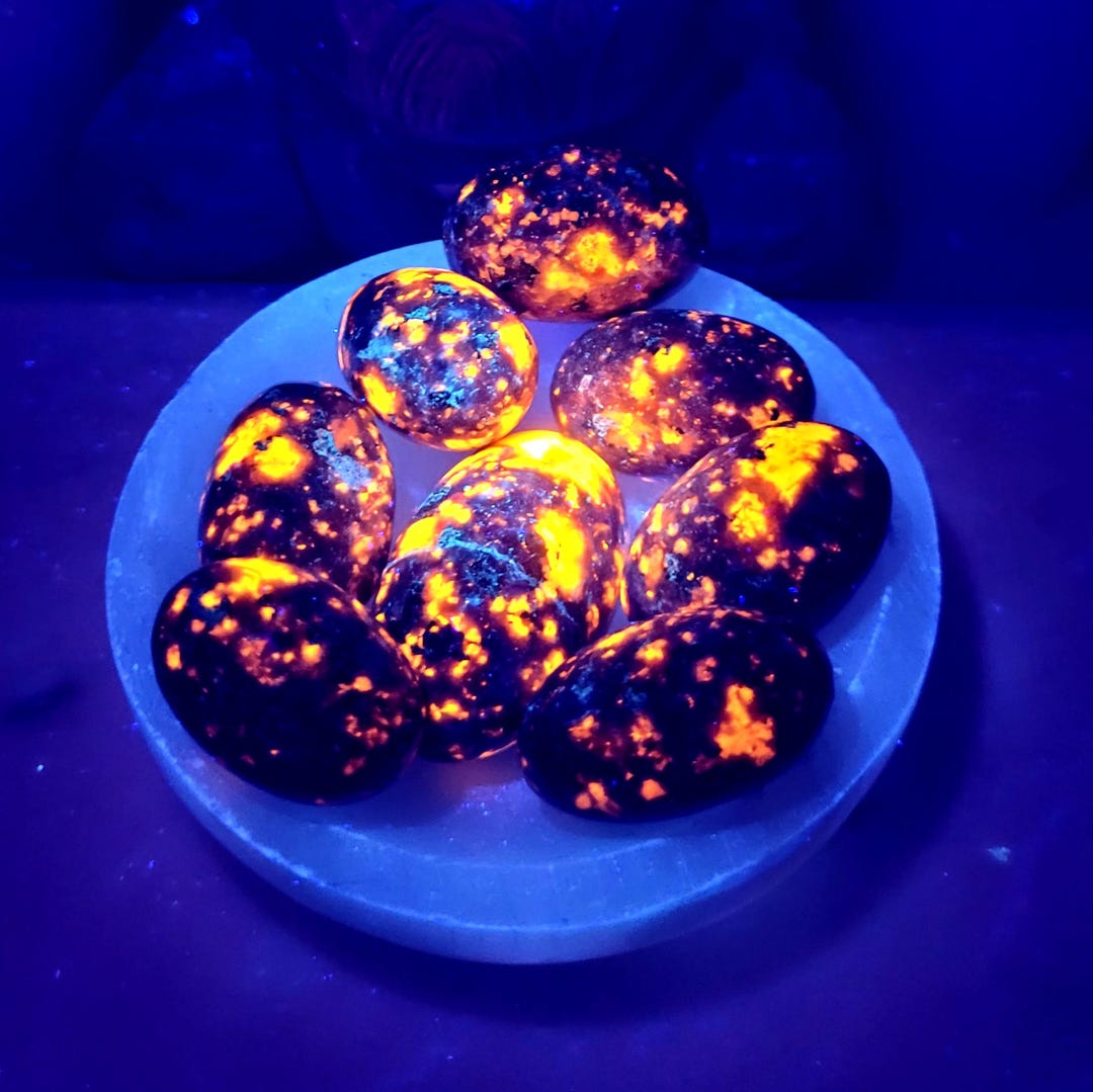 Yooperlite Tumbled Stones, UV Reactive Glowdalite Stone, Crystal for ...