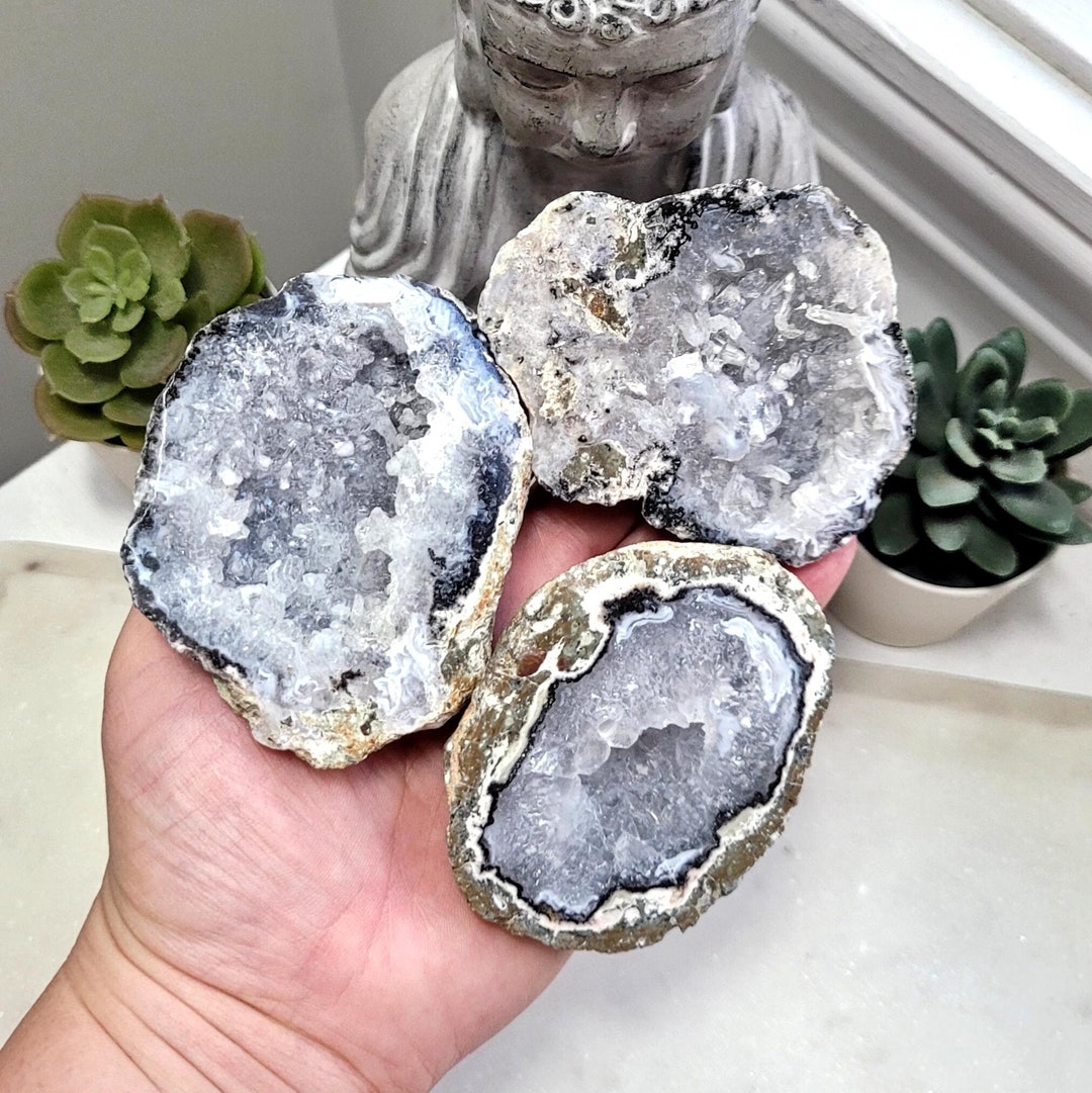 Trancas Agate Geodes, Big Half Cut Quartz Clusters, Fluorescent Raw ...