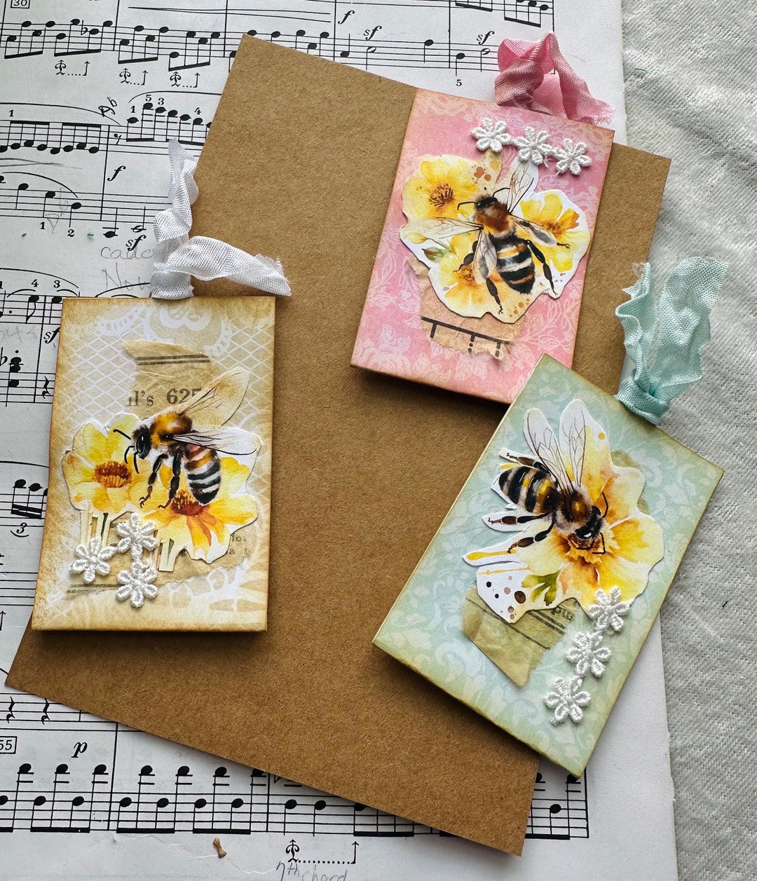 3 Bee Decorated Paper Cips for Junk Journals or Crafting - Etsy