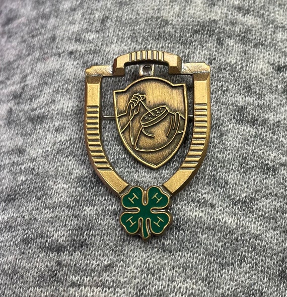 Vintage 4H-Club Clover Pin.#9032. Free shipping!!!! - Gem