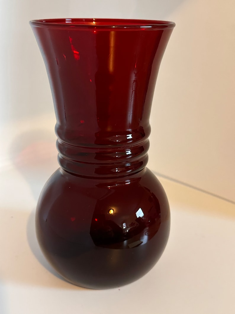 Ruby Red Glass Vase / Ribbed Ruby Red Vase / Anchor Hocking / - Etsy