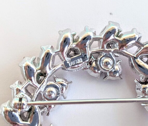 Signed Crown TRIFARI Sparkling Simulated Gemstone Bro… - Gem