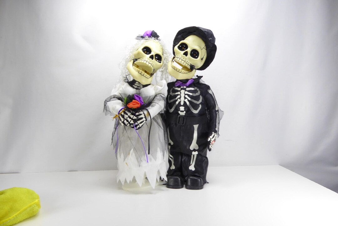 Newly Deads Singing Skeleton Animated Bride Groom Sing I Got You Babe ...