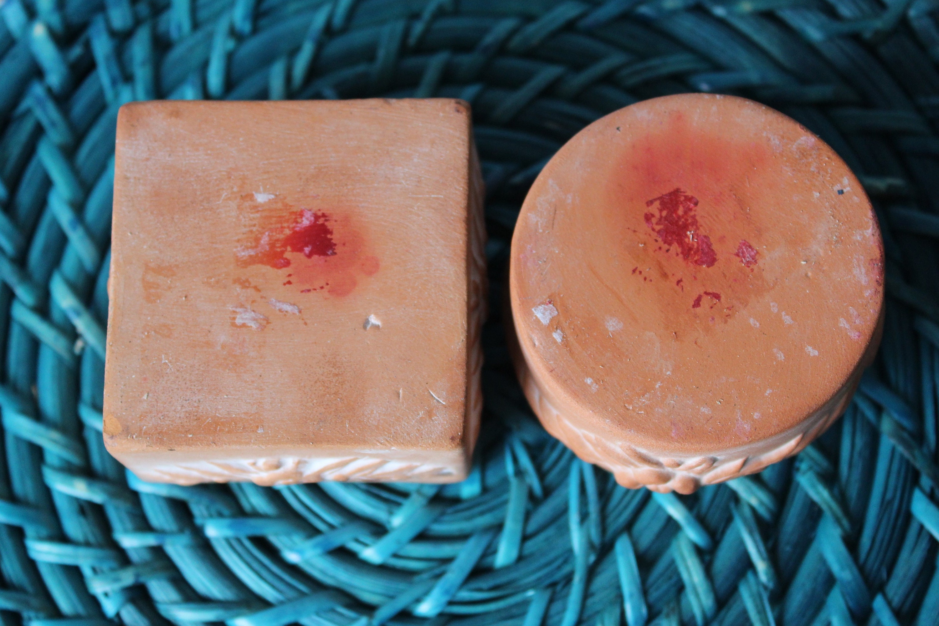 2 small terracotta BOXES with lid, floral decoration, round, square
