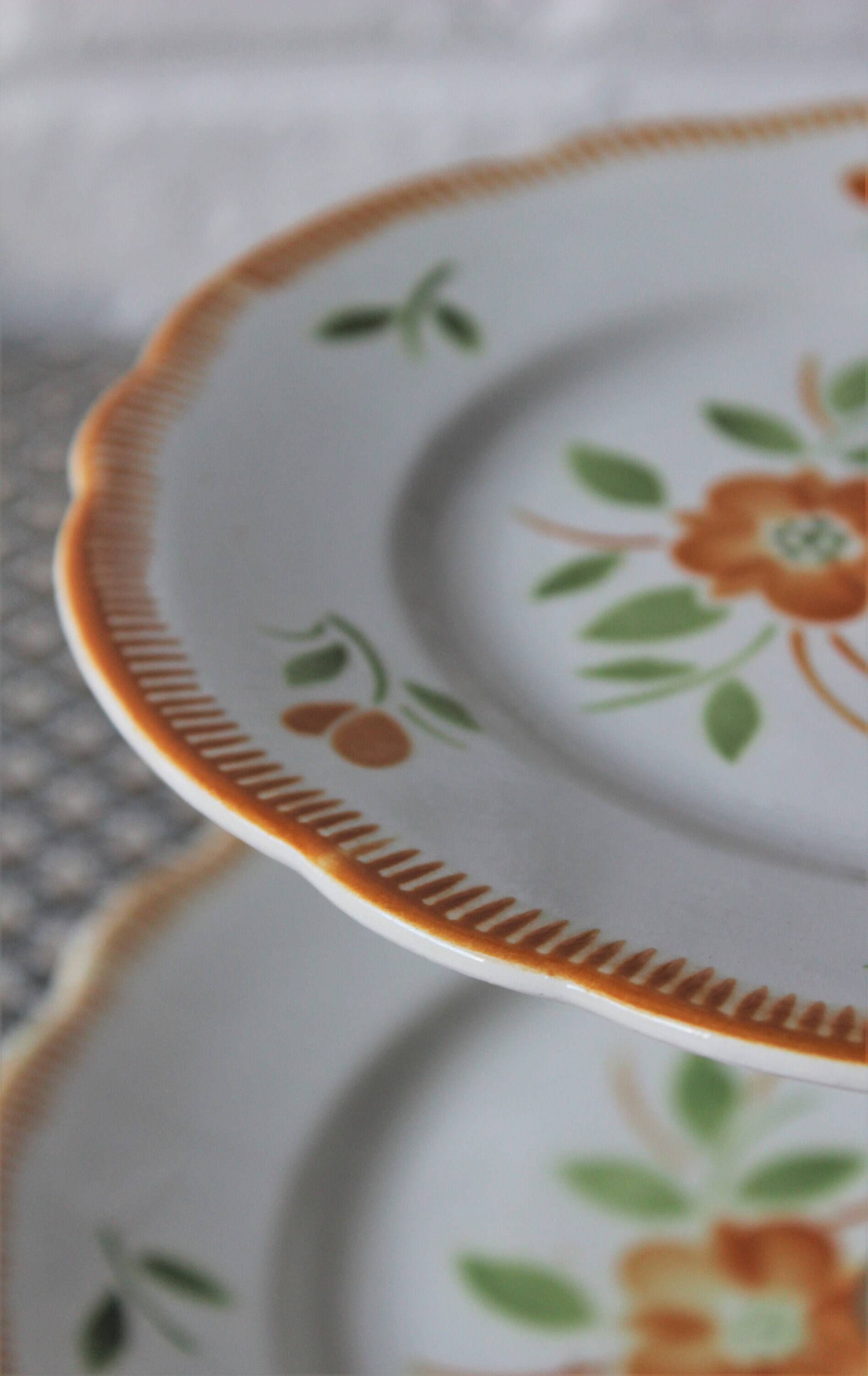 Servant or display stand in white porcelain with floral decoration 2 ...