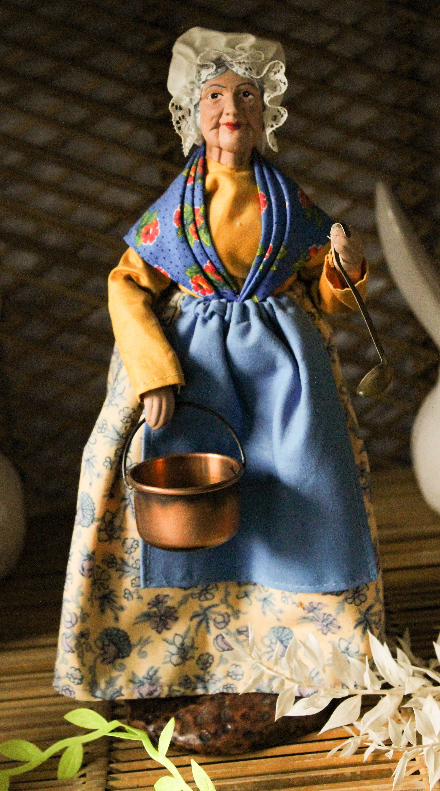 SANTON Provençal woman pot in ladle copper, signed FLORENCE France