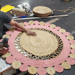 Jute Round Modern Circle Rug, Natural With Baby Pink Jute Table Decor ...