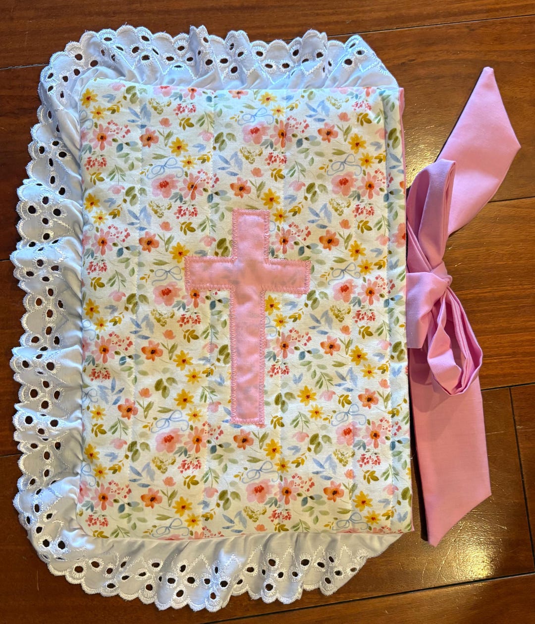 Pink Floral With Bows Print Quilted Bible Cover With Cross Appliqué and ...