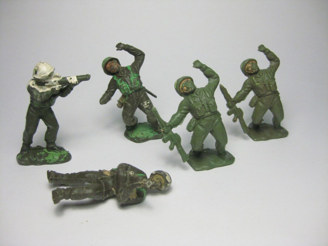 A Small Collection of 5 Vintage Plastic Damaged Early Britains, Herald ...