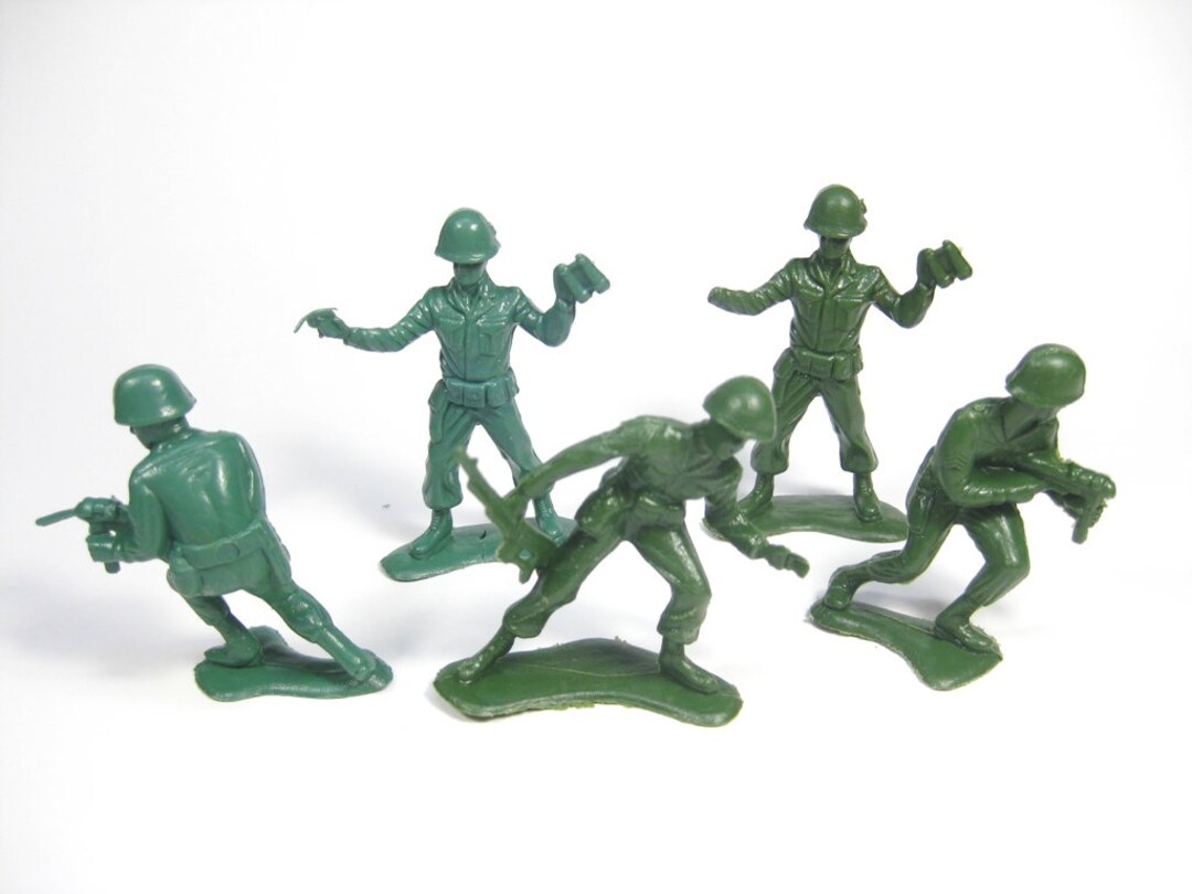A Small Collection of 5 Vintage WW2 Plastic Unbranded 60mm Toy Soldiers ...
