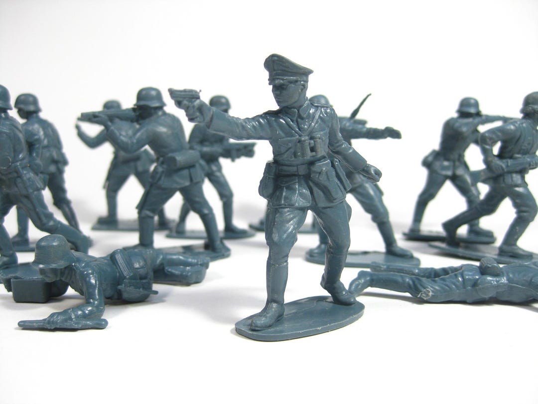12 Vintage Toy Soldiers, Airfix WW2 German Infantry 1:32 54mm 70's. Toy ...