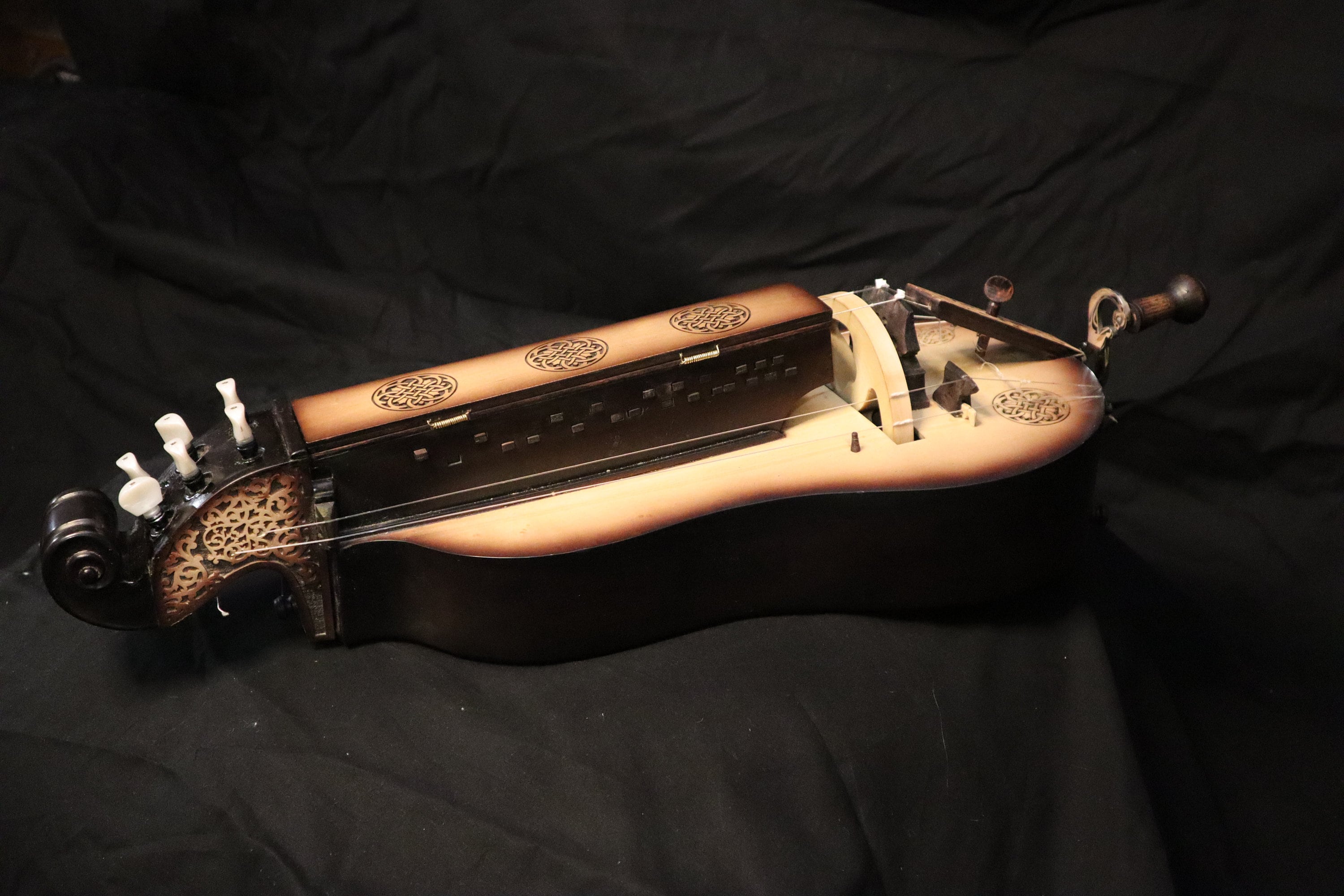 Hurdy-gurdy "queen of the North" . Lyre. Chromatic. 23 Keys. 6 Strings ...