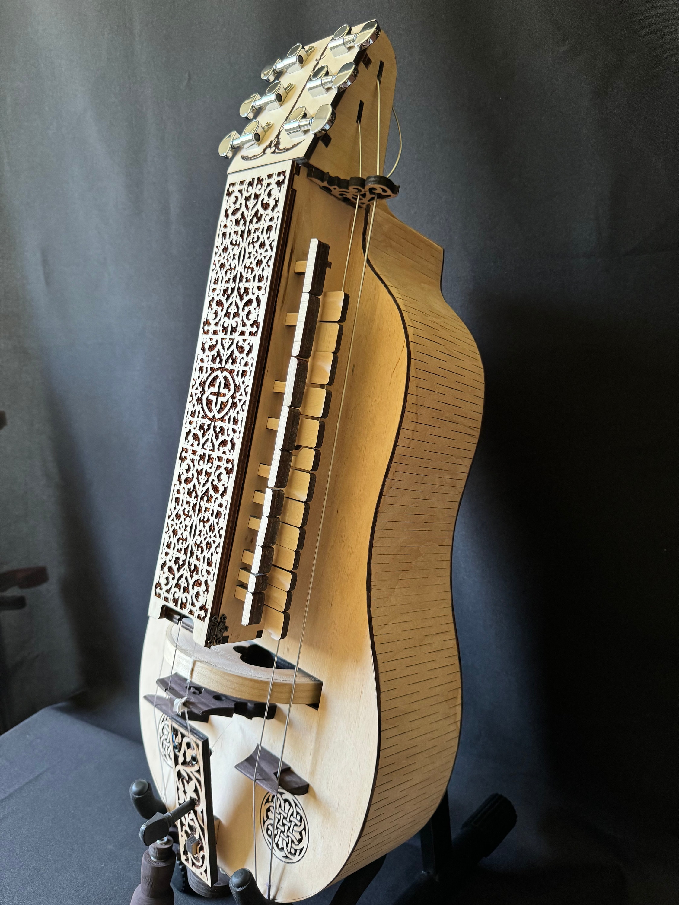 Hurdy-gurdy "queen of the North" . Lyre. Chromatic. 23 Keys. 6 Strings ...