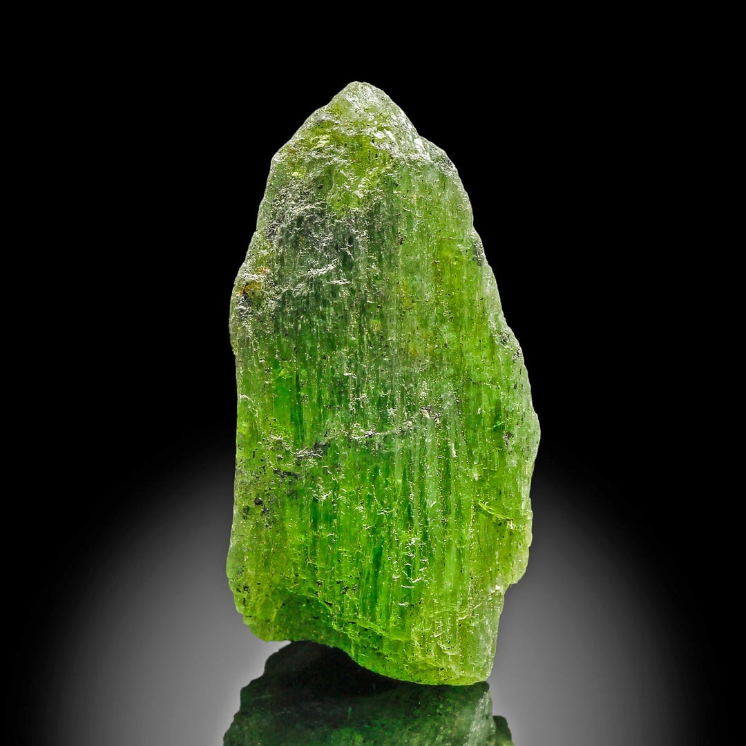 Emerald Green Chrome Tremolite Crystal – Merelani Hills, Tanzania ...