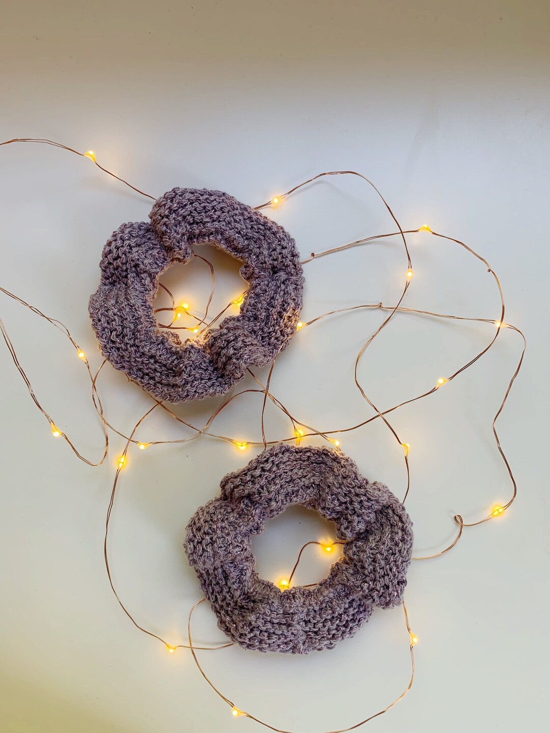 Zwei funkelnd lila lila handgestrickte Haarscrunchies perfekt für Space ...
