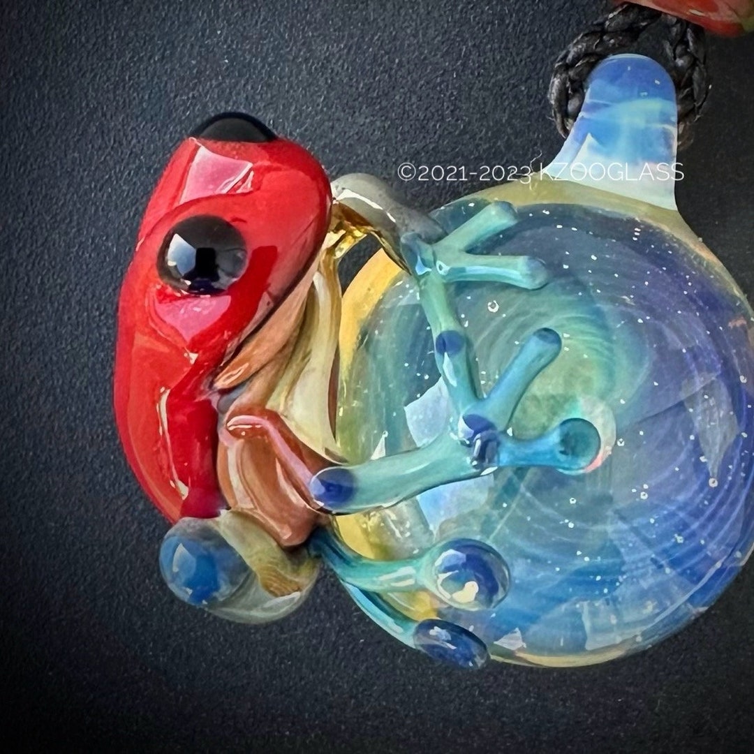 The Poison Dart Frog on the Opal Pendant, model Universe-opal_lupin ...