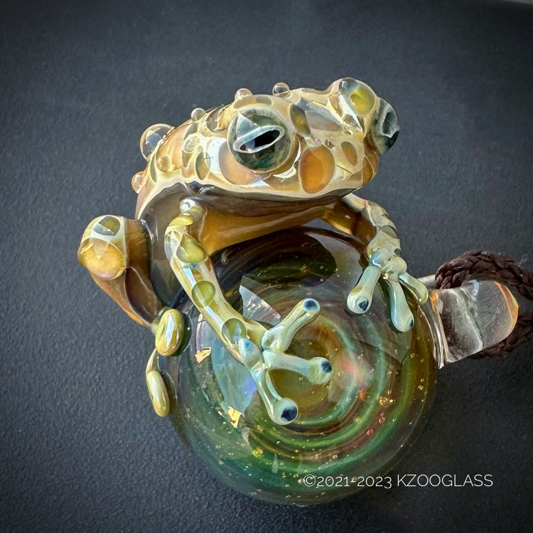 Borosilicate Glass Frog on a Opal Pendant, model Universe-opal_zenigata ...
