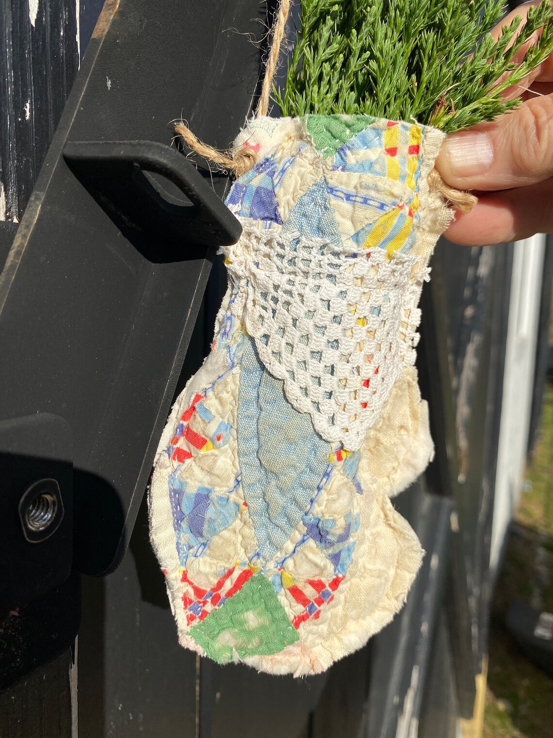 M Antique Quilt & Lace Christmas Hanging Mitten Pocket Farmhouse Bowl ...