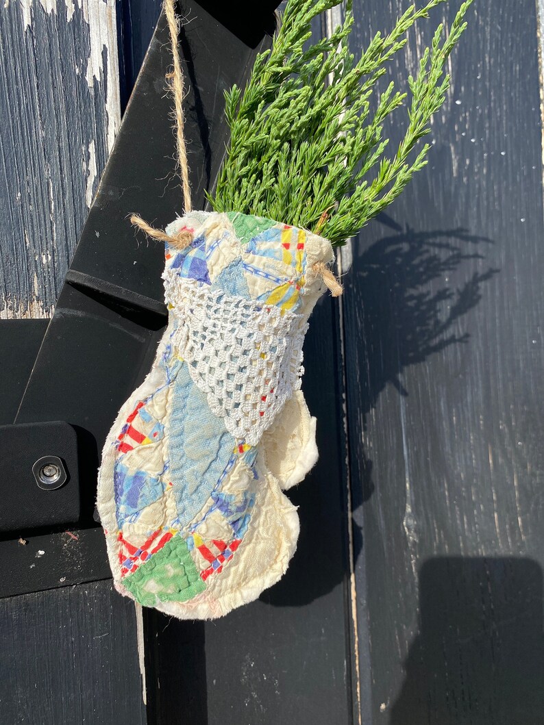 M Antique Quilt & Lace Christmas Hanging Mitten Pocket Farmhouse Bowl ...