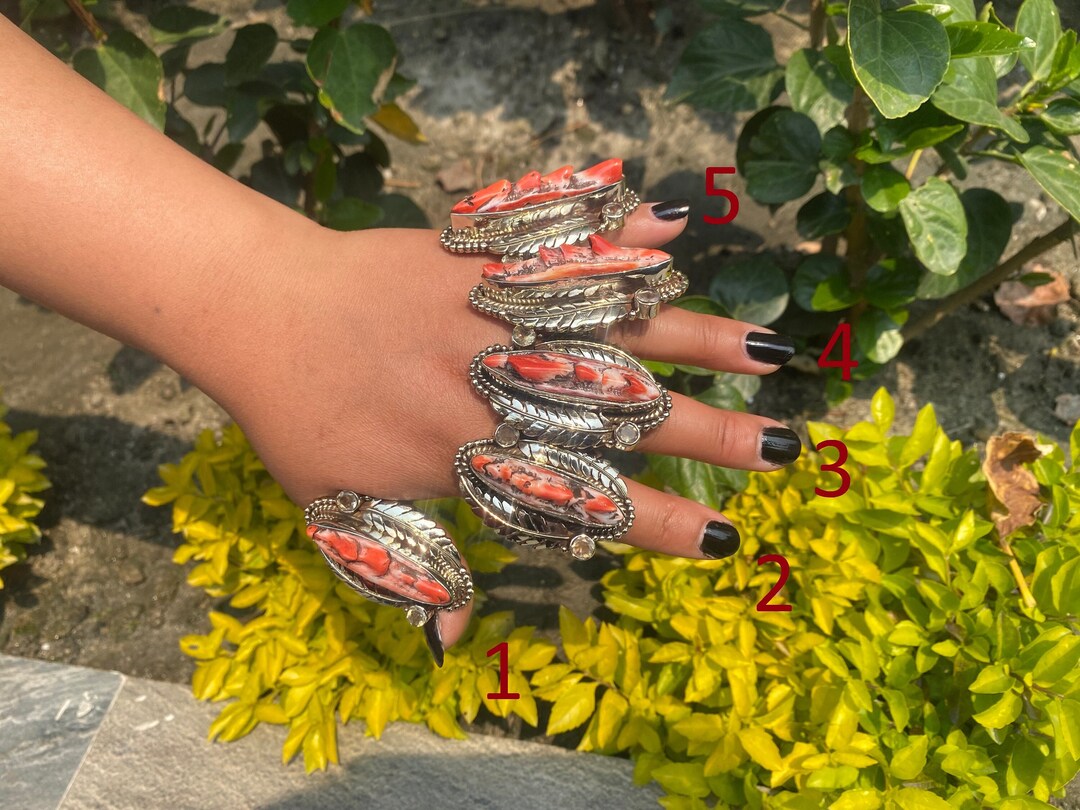 Hammered Spiny Oyster Ring With Floral Carved Design on Tibetan Silver ...